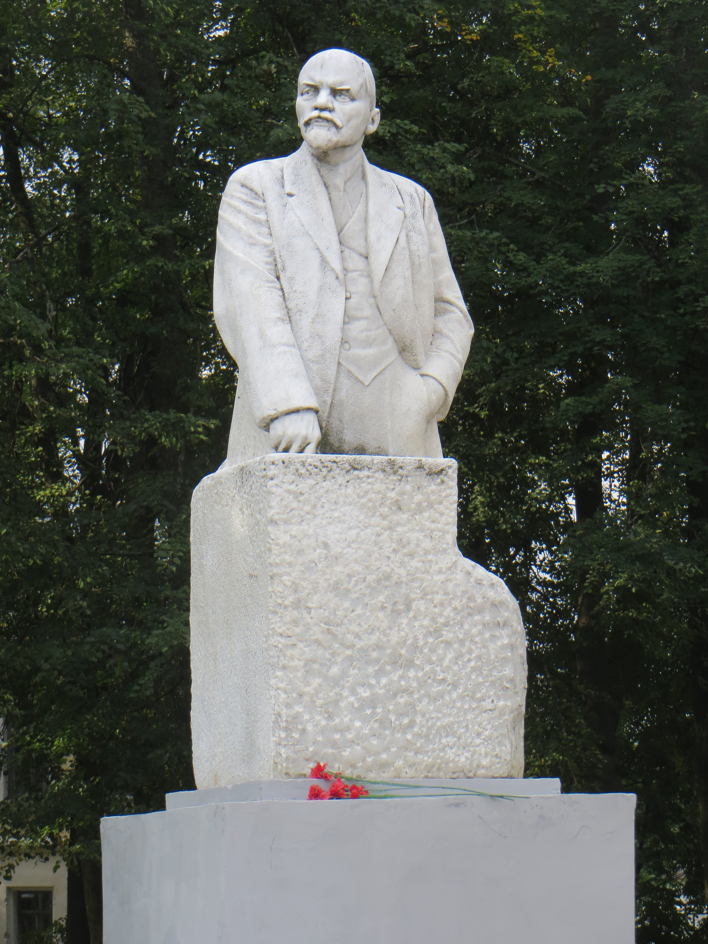 Vladimir Lenin monument - Toropets