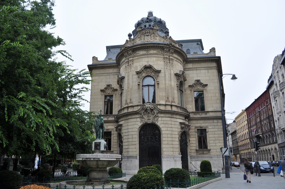 Metropolitan Ervin Szabó Library - Budapest