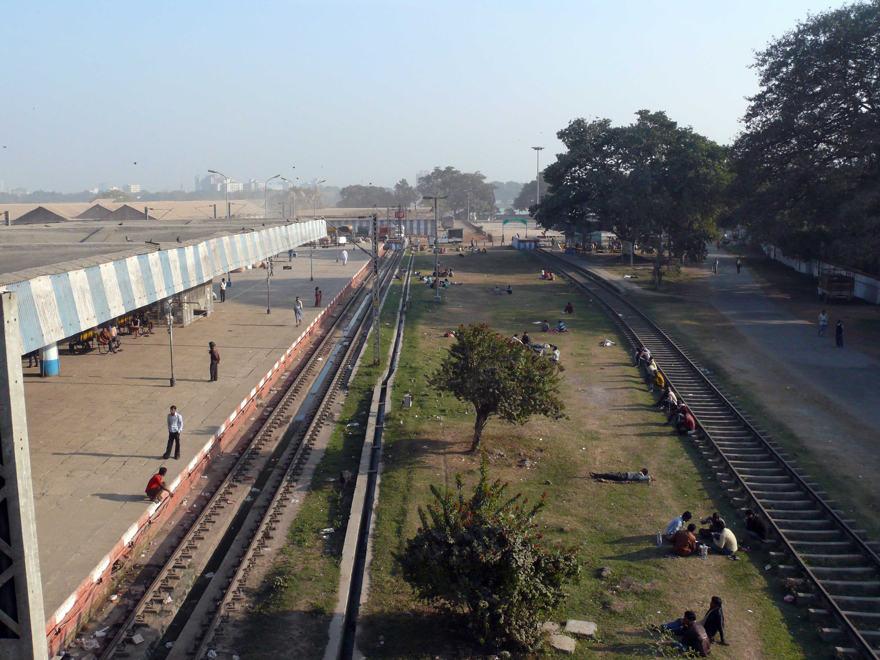 SHALIMAR RAILWAY TERMINUS COMPLEX (SHM) - Howrah | railroad yard, train ...