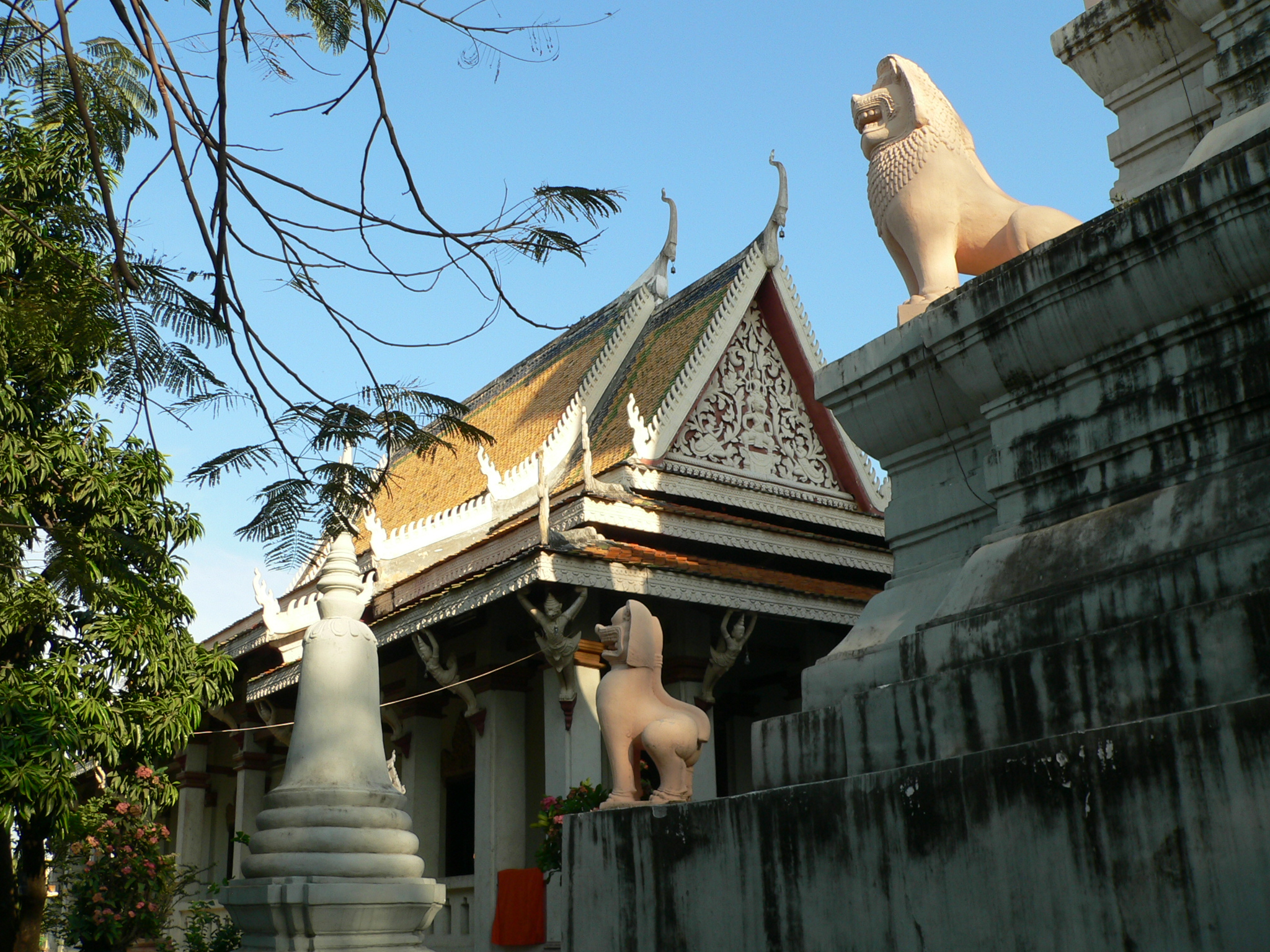 Wat Phnom area and garden - Phnom Penh