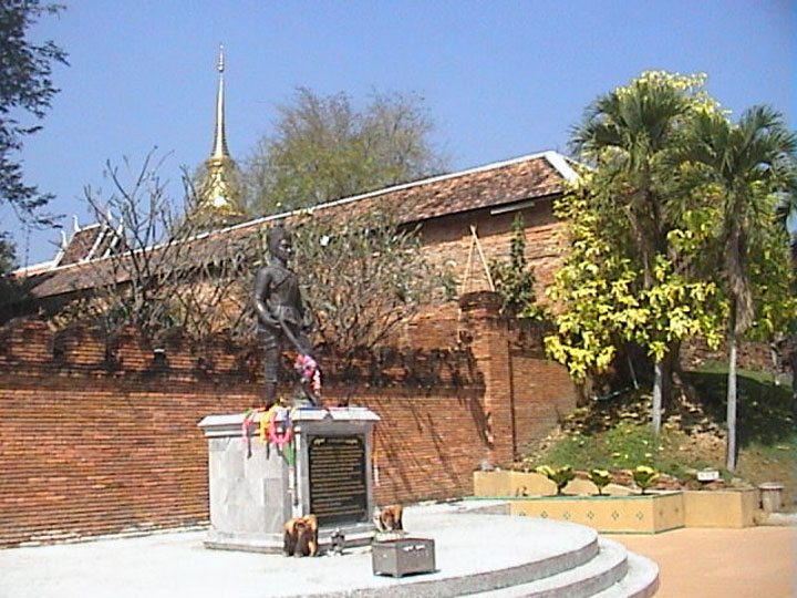 Narn Thip Chang Statue