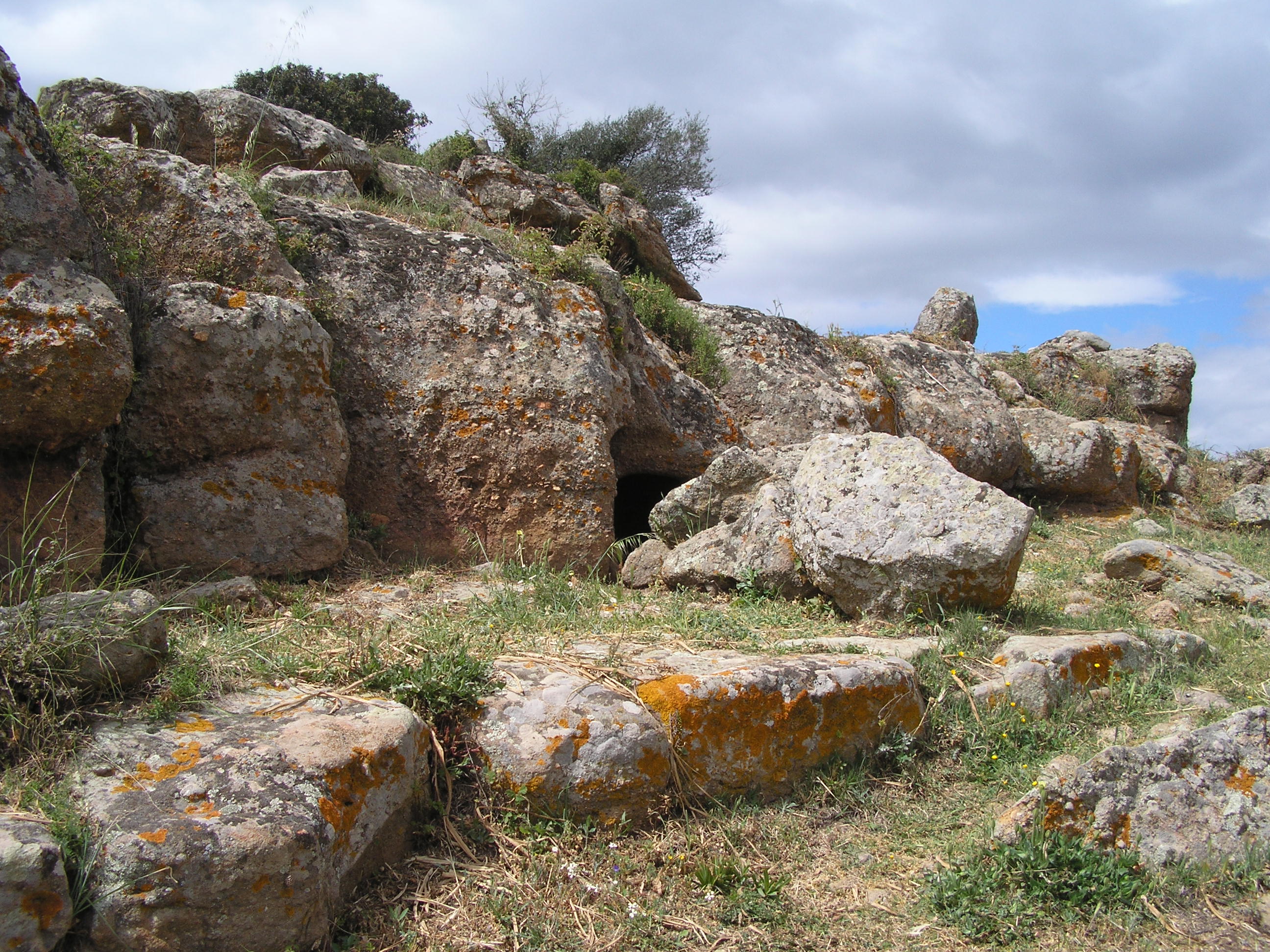 Necropoli a domus de janas di Pranu Muttedu | sito archeologico ...