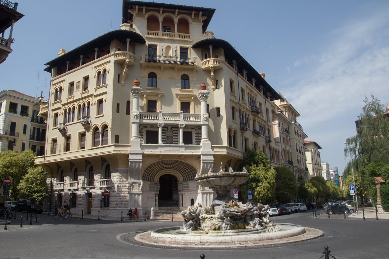 Piazza Mincio - Quartiere Coppede - Rome