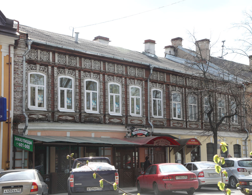 The house with a rich wooden decor of windows - Pskov