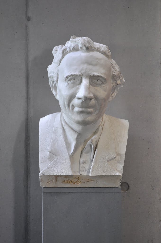 Monument to Soviet biologist Nikolay Timofeev-Resovsky - Berlin