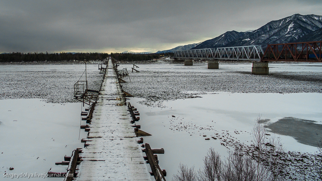 Collapsing automobile bridge over the Vitim river