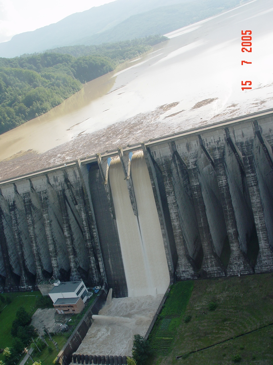 Barajul Valea Uzului (1973)