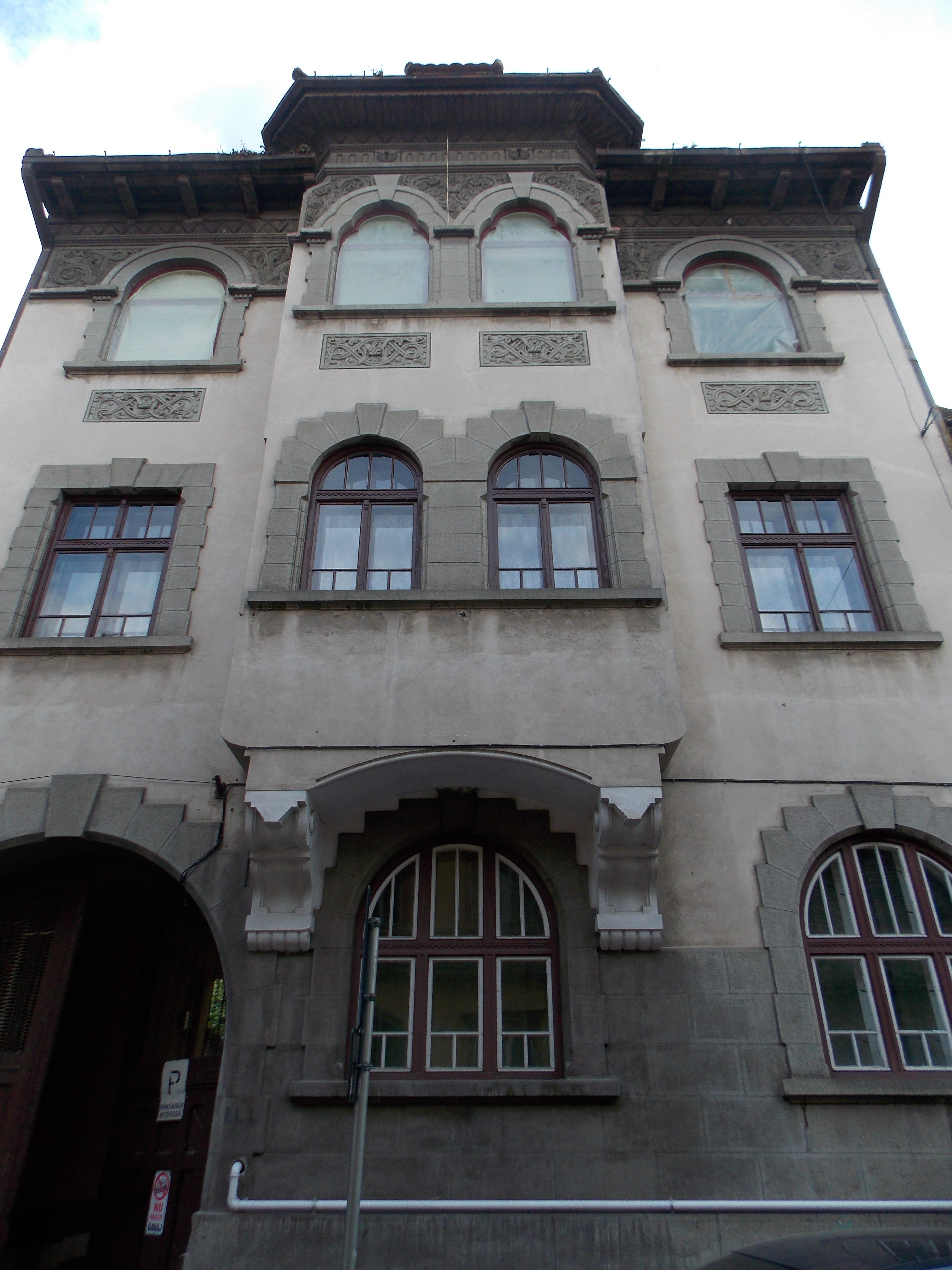 Neo-Brâncovenesc style building
