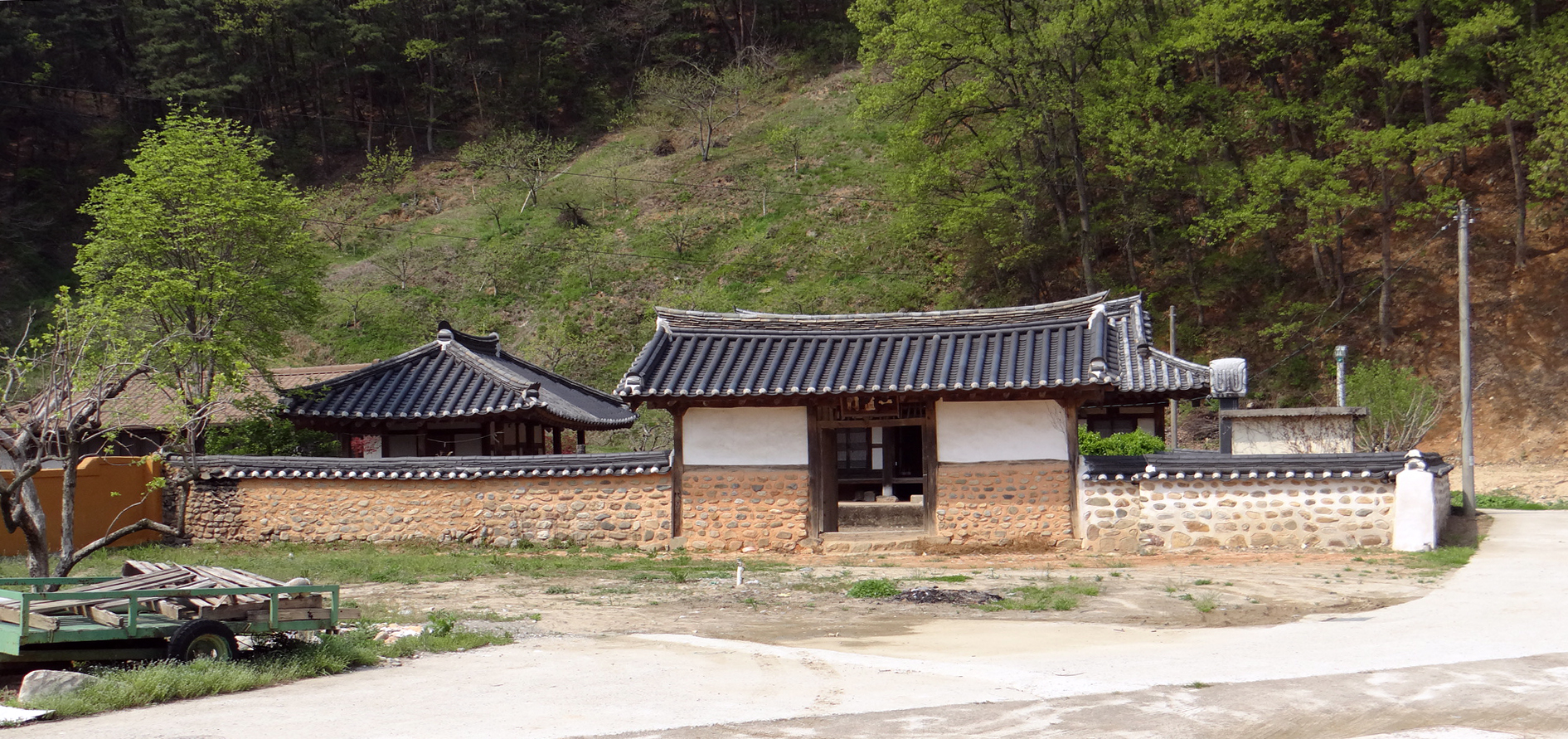 Idong Seodang - Namsa Yedam Hanok Village