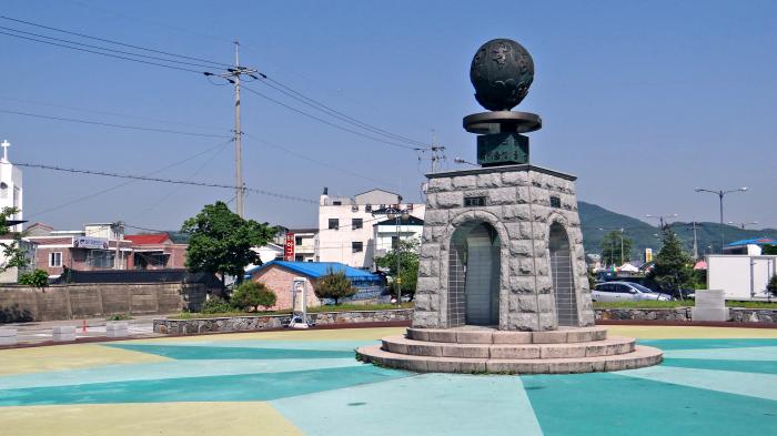 Eumseong 'Four Gates' Monument - Eumseong