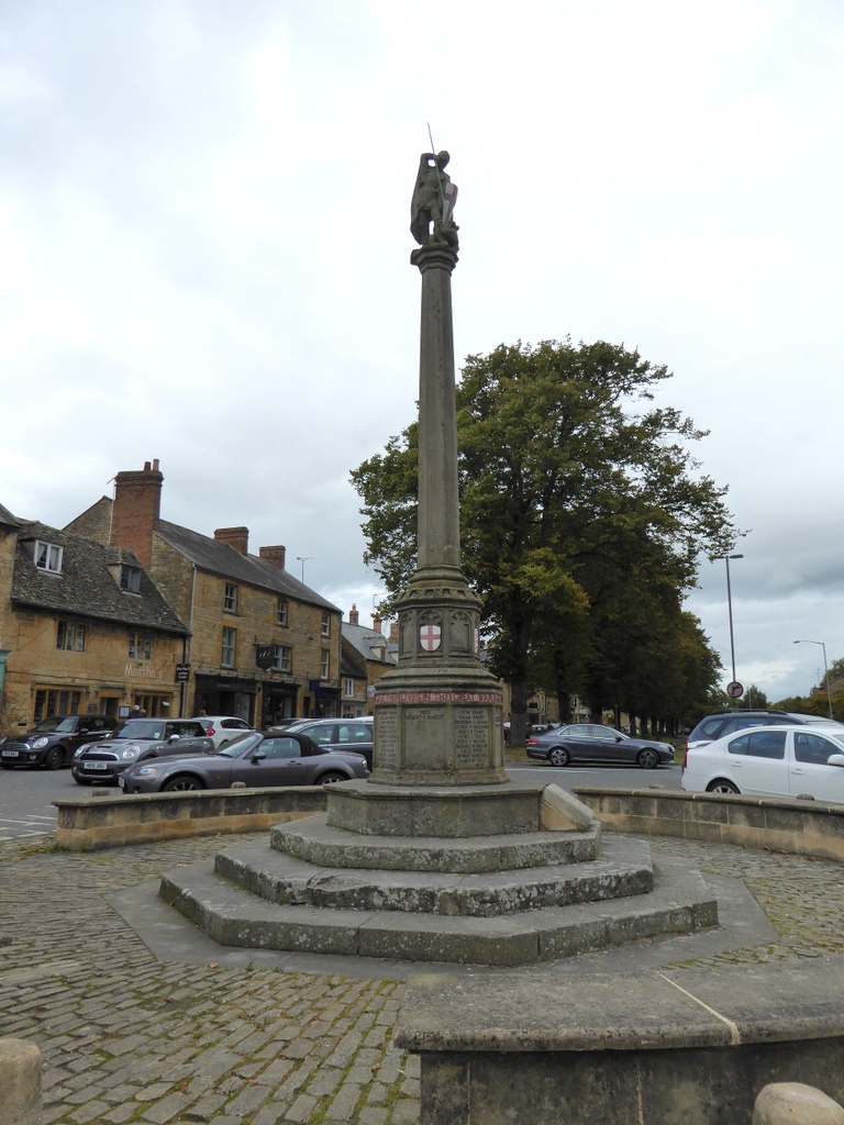 Moreton-in-Marsh War Memorial - Moreton-in-Marsh