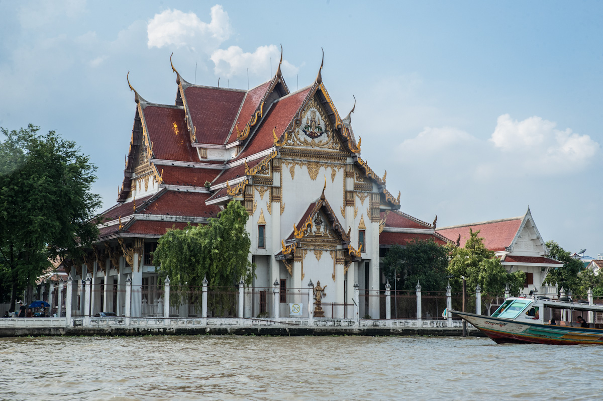 Wat Rakhang Khositaram Woramahawiharn
