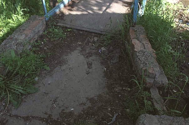Little pedestrian bridge across the drainage pit - Kamensk-Shakhtinsky