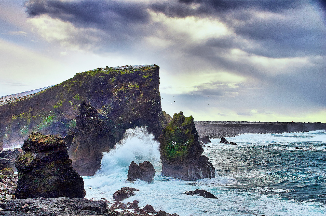 Point Where two tectonic plates meet and are gradually being pulled apart