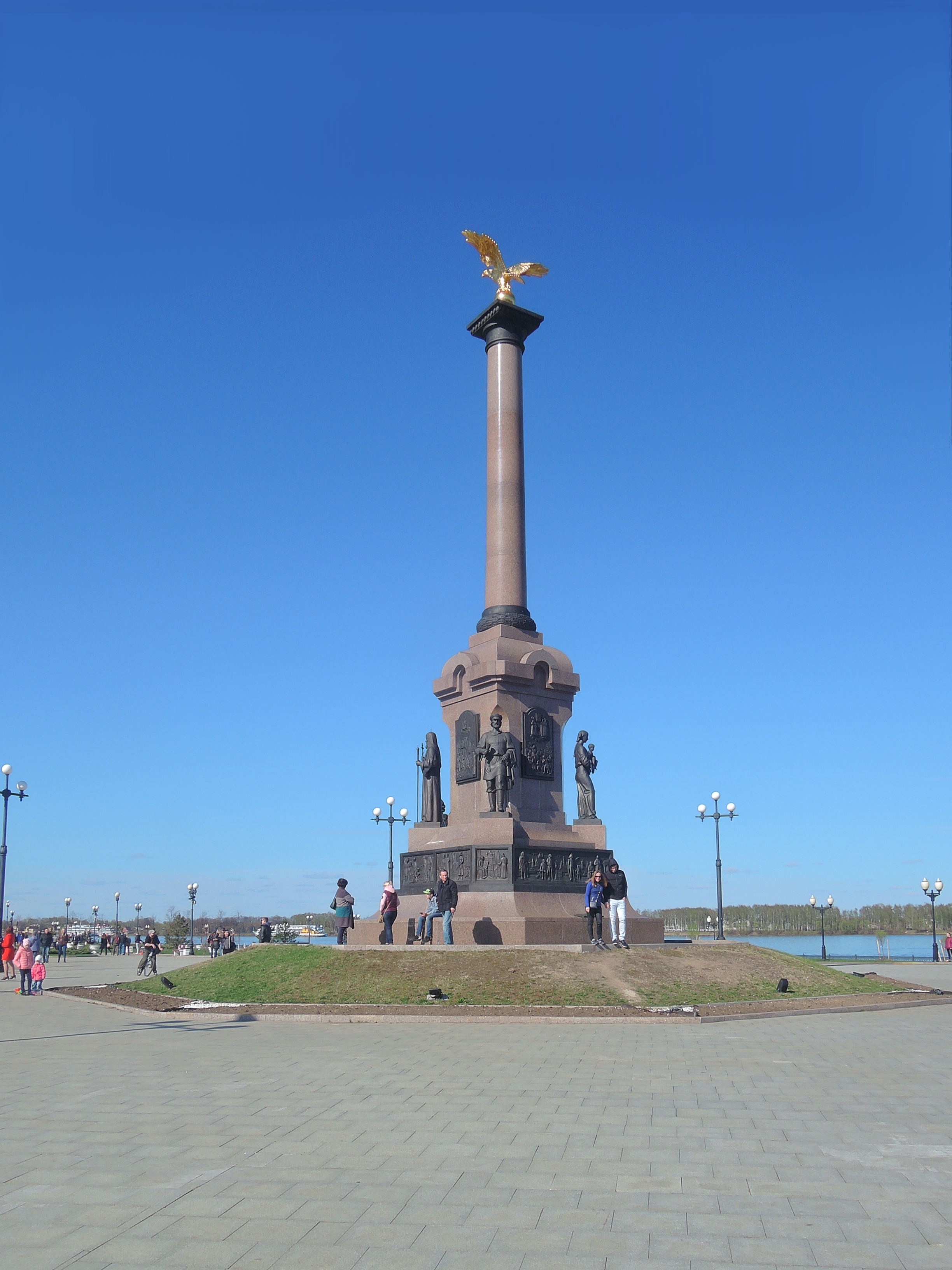 Monument to the 1000- anniversary of Yaroslavl' (sharpened pillar ...