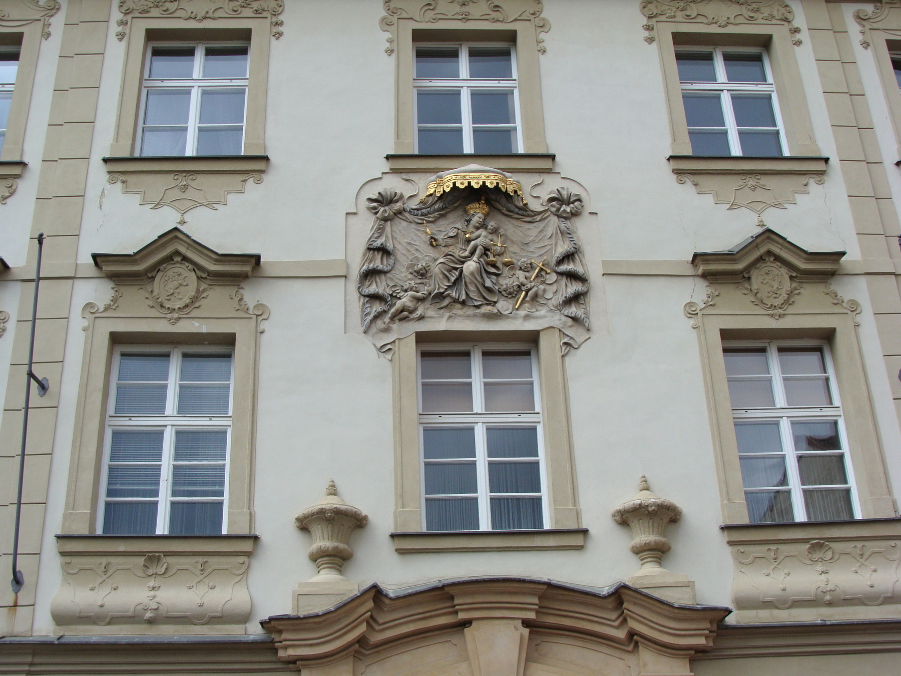 Townhouse for Mirrors - Prague