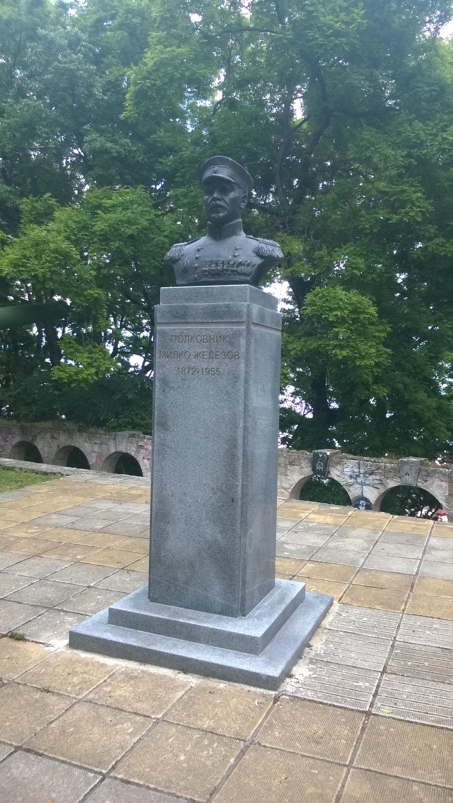 Buste-monument van kolonel Milko Zhelezov - Varna