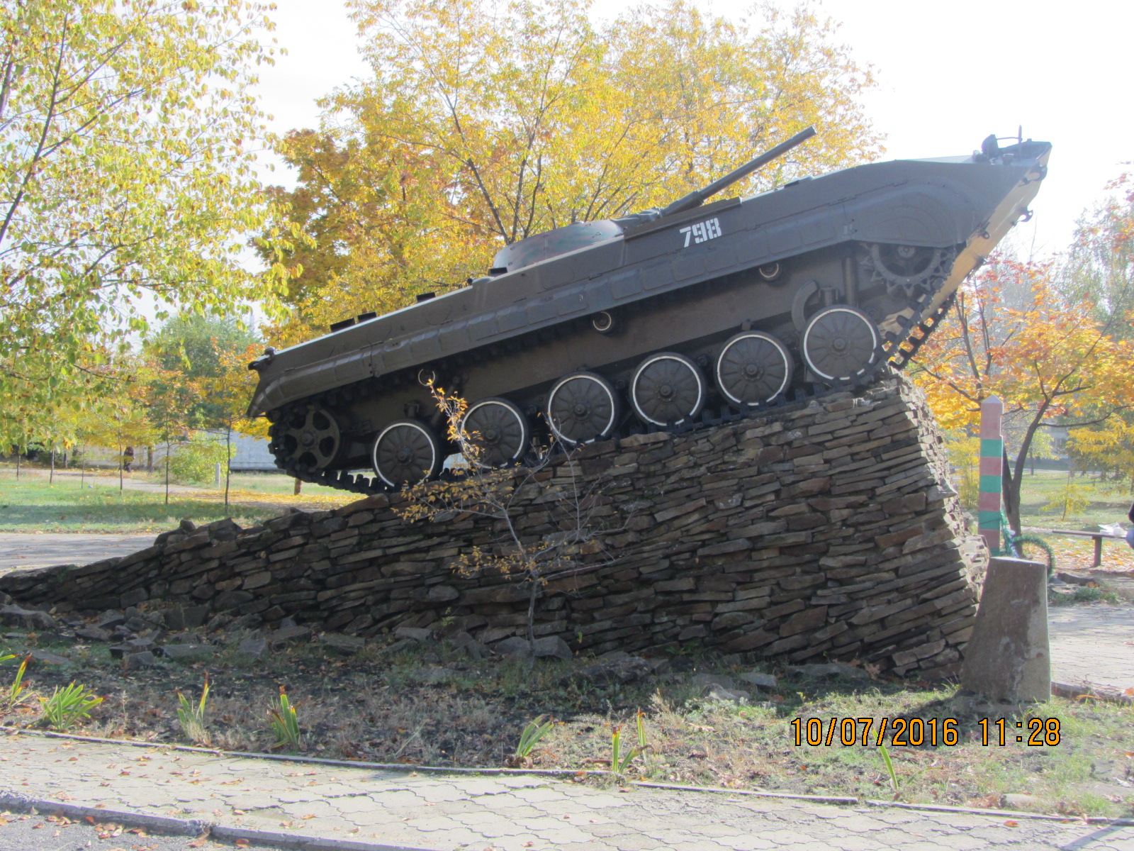 Memorial to foreign wars soldiers - Rubizhne | war memorial, tank on ...