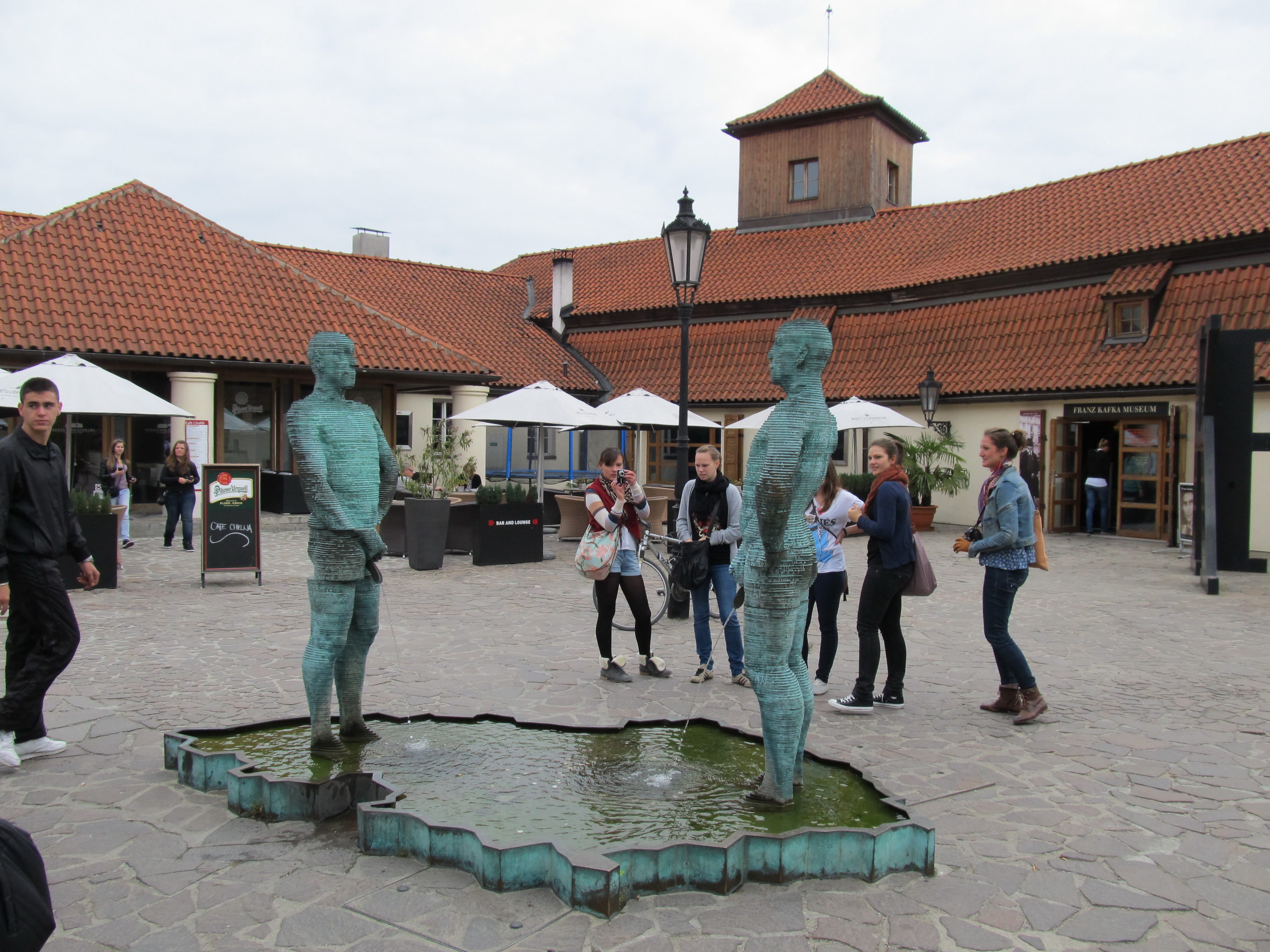 “Twee plassende mannen” - Praag | fontein, beeld, beeldhouwwerk ...
