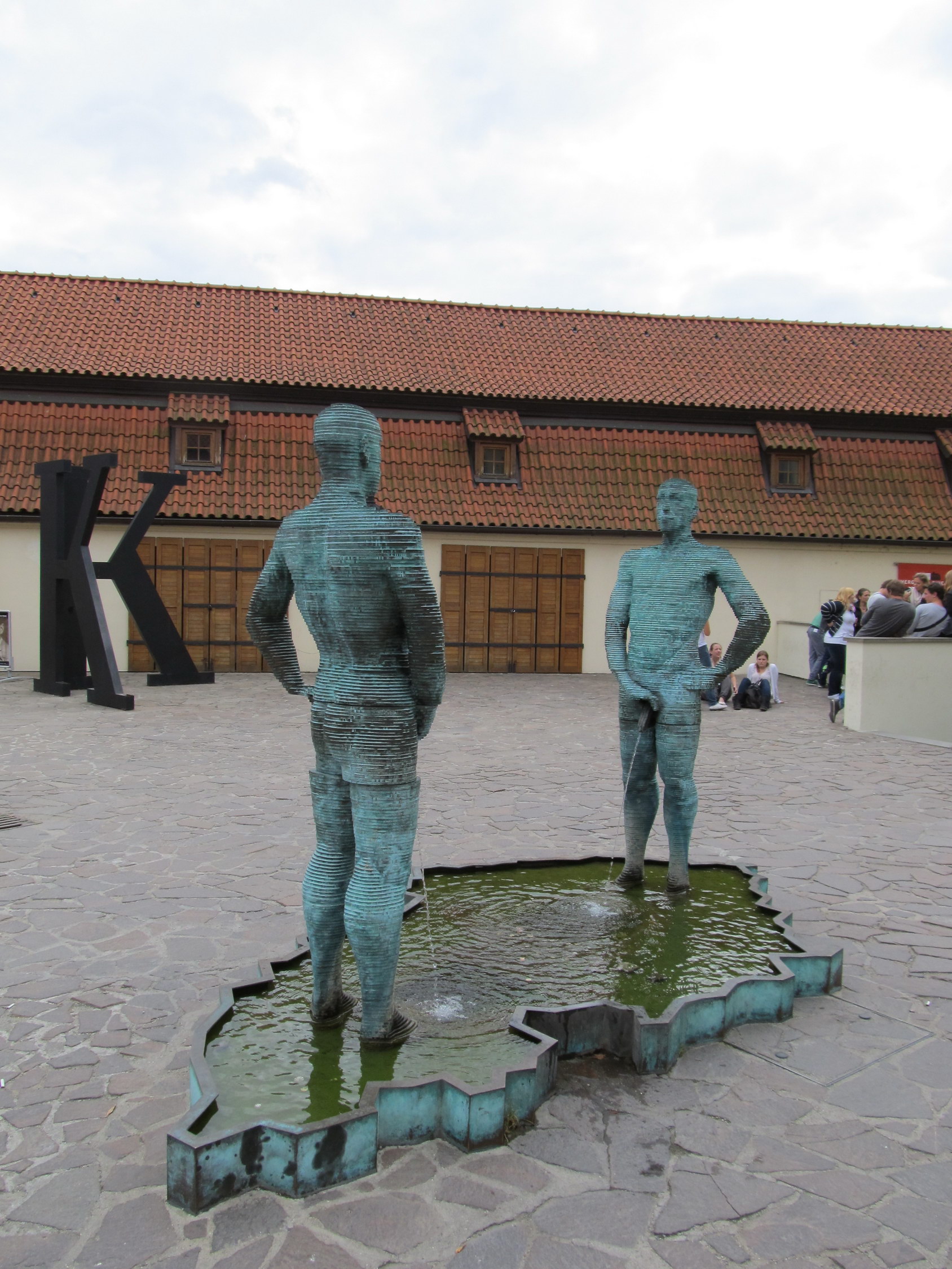 “Twee plassende mannen” - Praag | fontein, beeld, beeldhouwwerk ...
