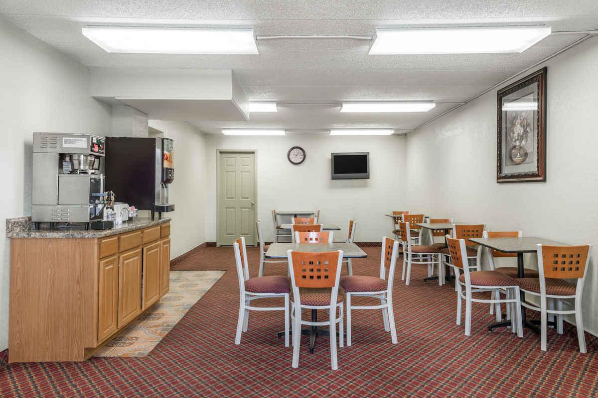 Days Inn and Suites Springfield on I-44 - Springfield, Missouri