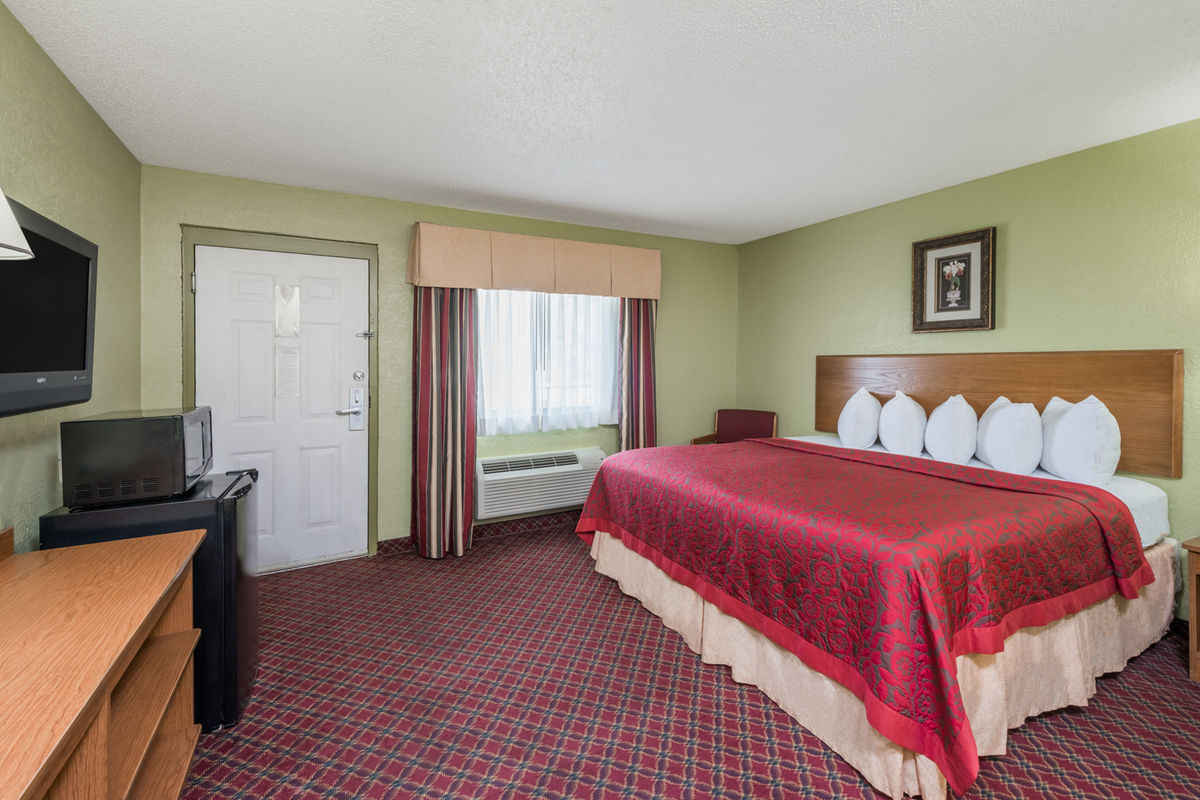 Days Inn and Suites Springfield on I-44 - Springfield, Missouri
