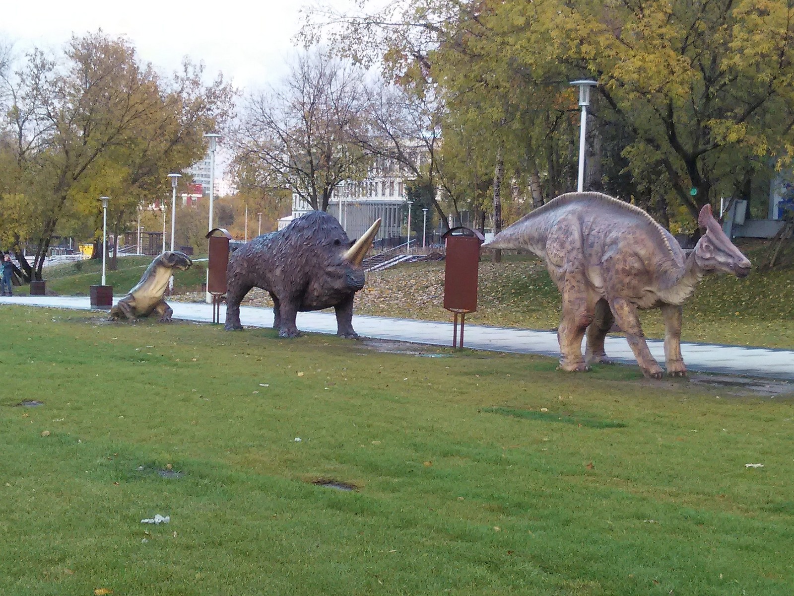 Sculptures of extinct animals - Moscow