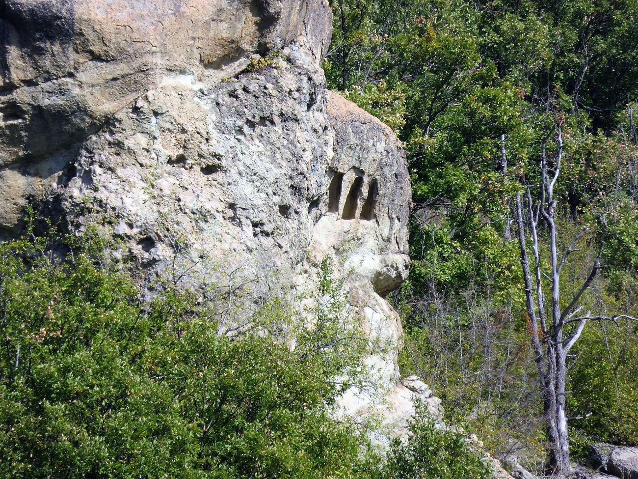 Megalithic Complex of Caves, Trapezoidal Niches and Rock Paintings