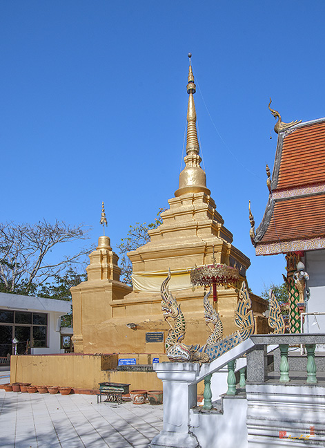 Wat Phratat Chom Taeng or Wat Ban Mai Chom Taeng