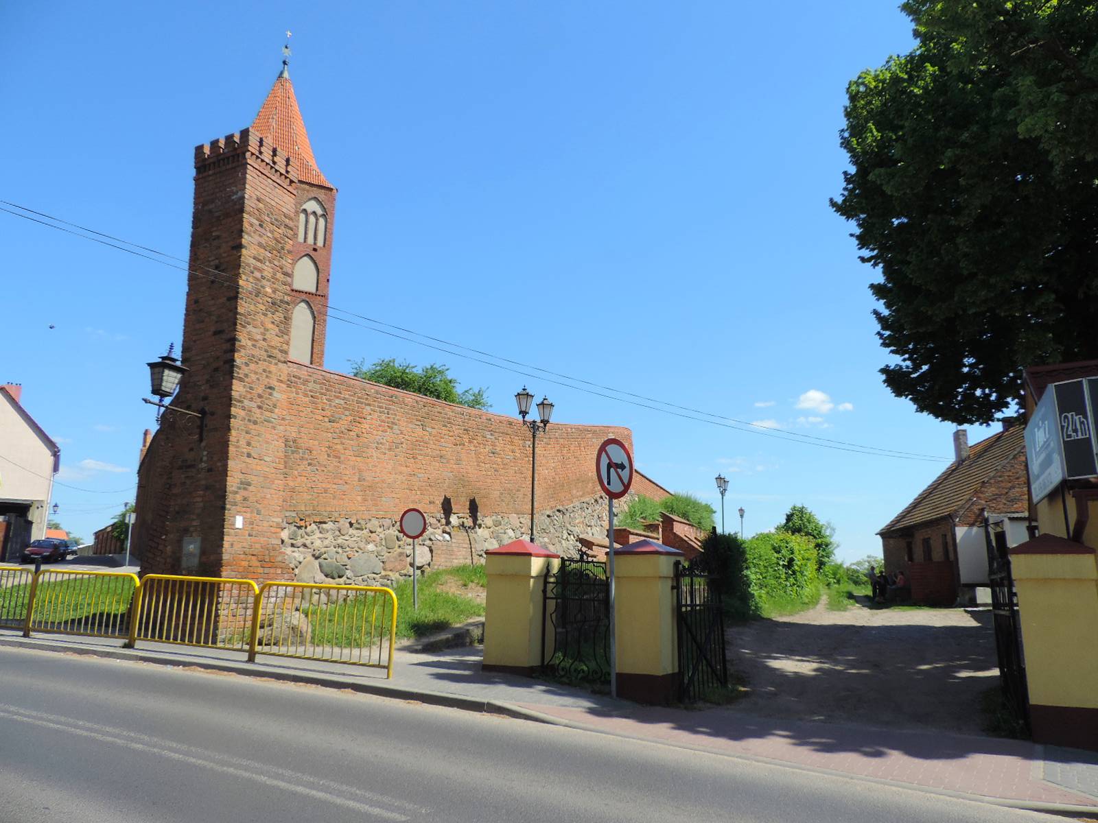 Zrekonstruowany mur obronny - Chełmno