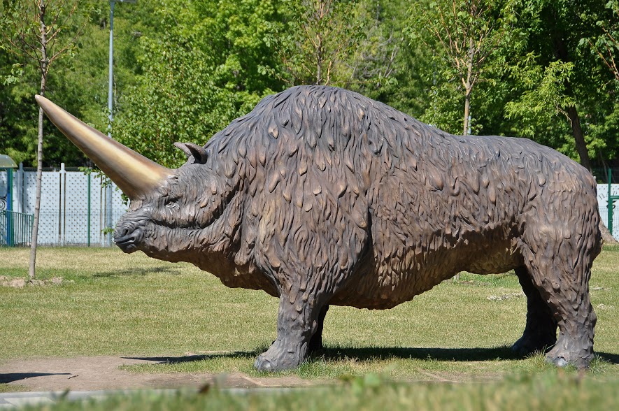 Sculptures of extinct animals - Moscow