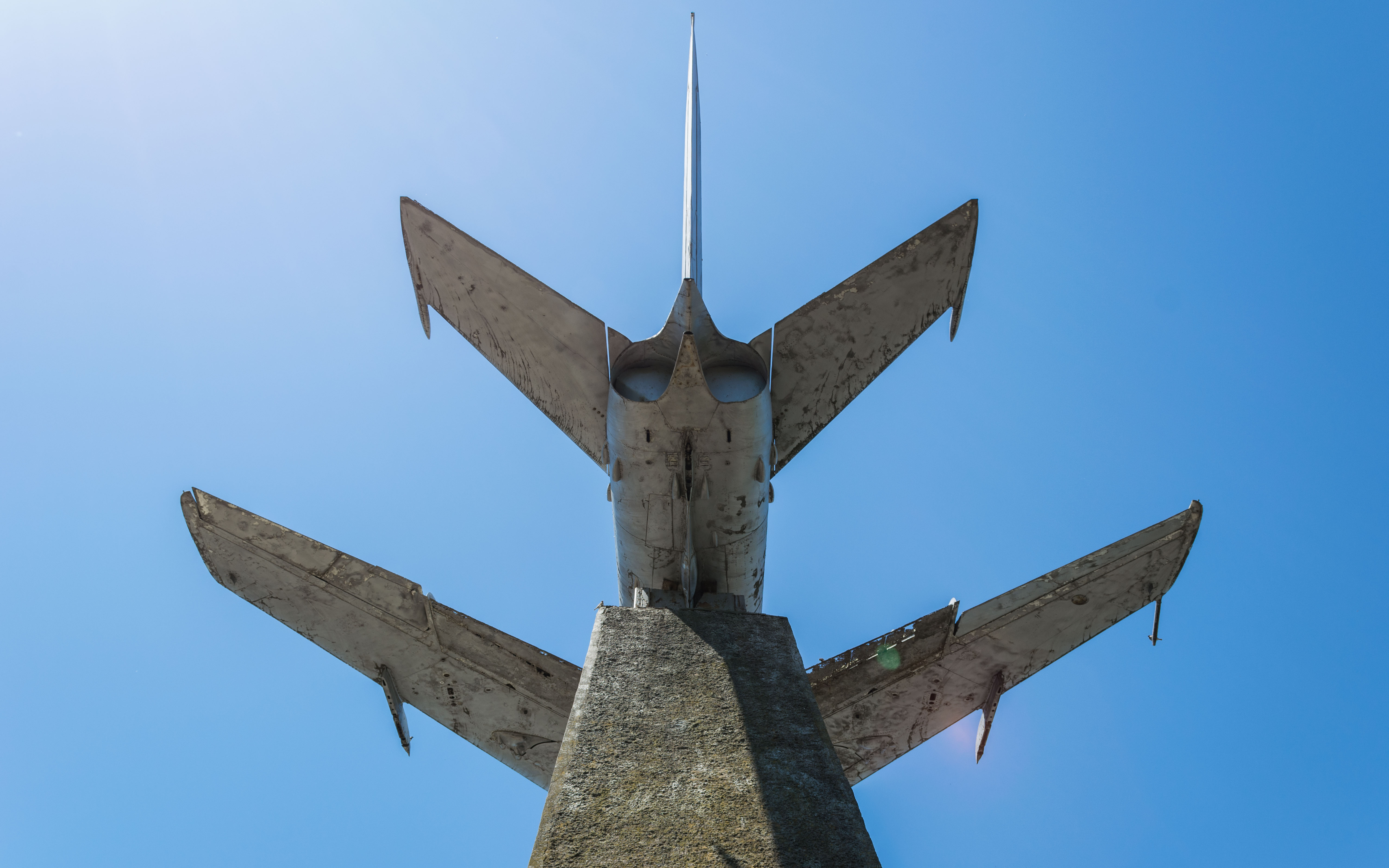 Monument cu avion(MIG) - Floreşti