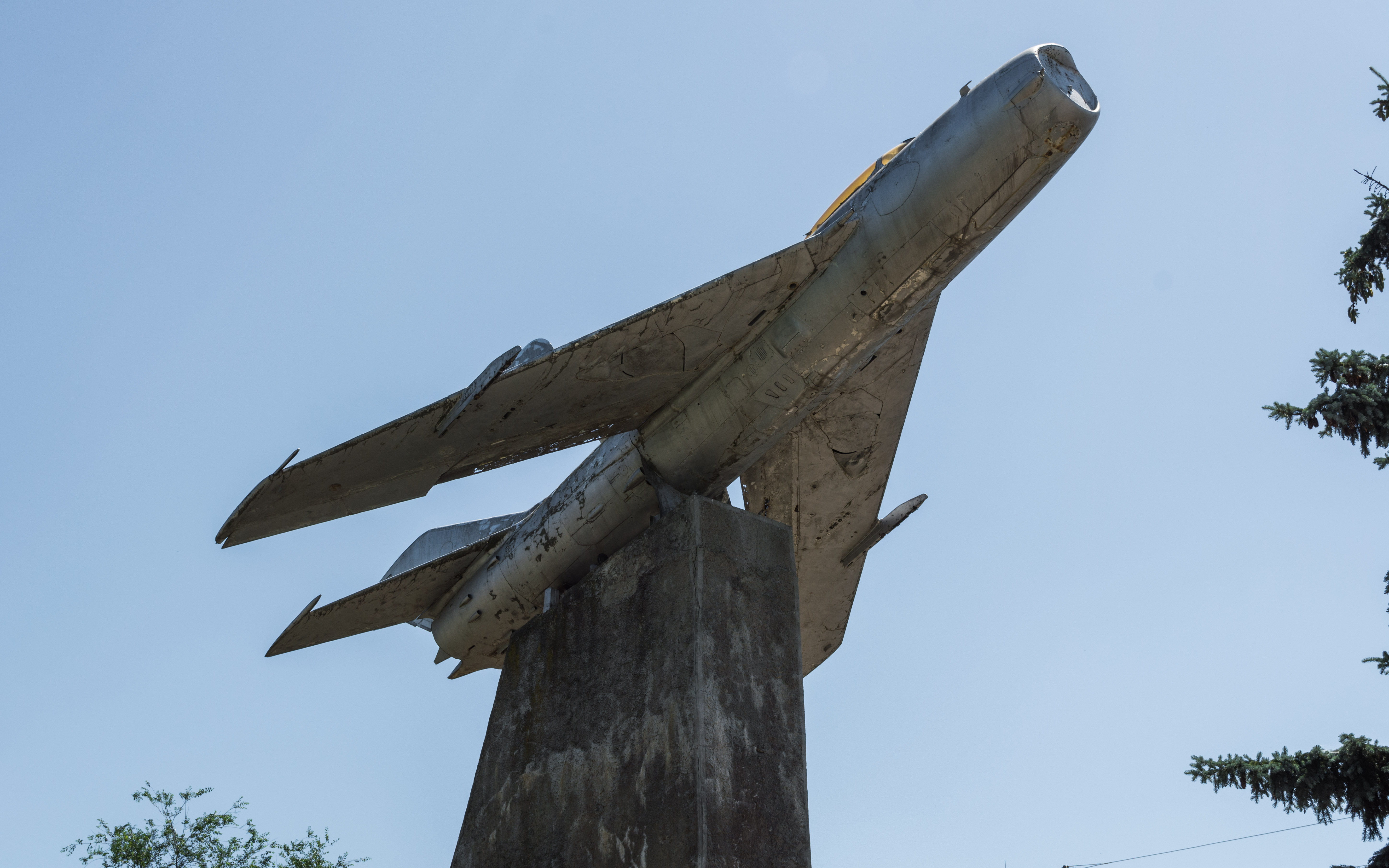 Monument cu avion(MIG) - Floreşti