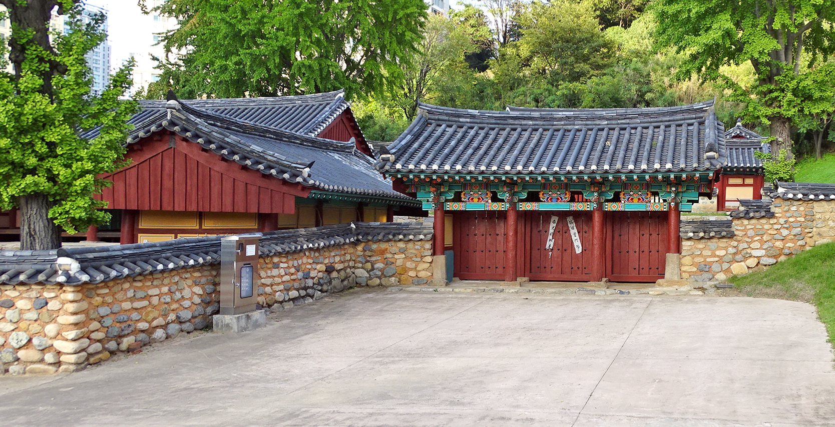 Dongnae Hyanggyo Oesammun - Busan