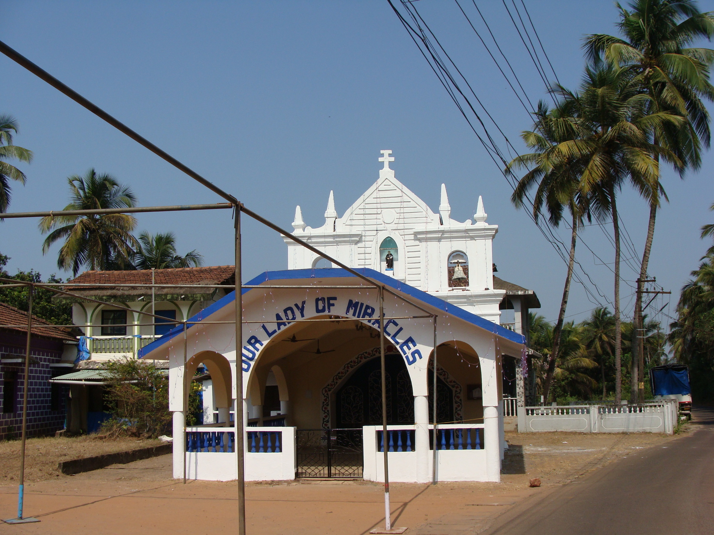 Our Lady of Miracles Chapel, Batim