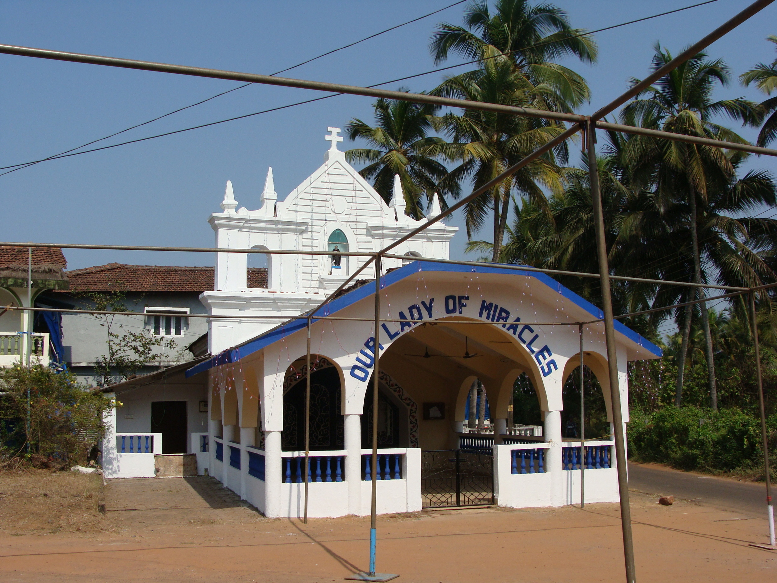 Our Lady of Miracles Chapel, Batim