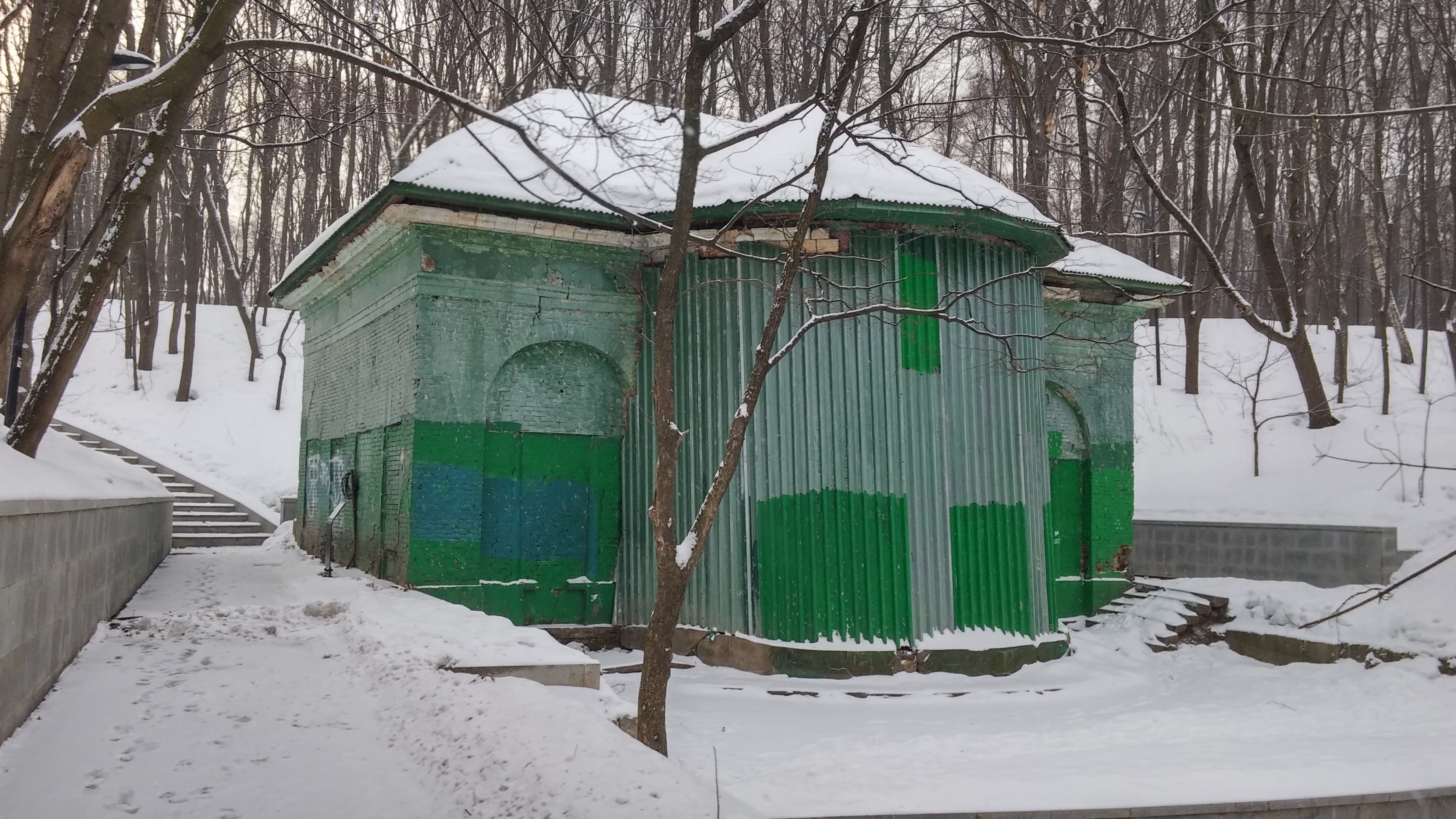 Abandoned bath house for pond - Moscow