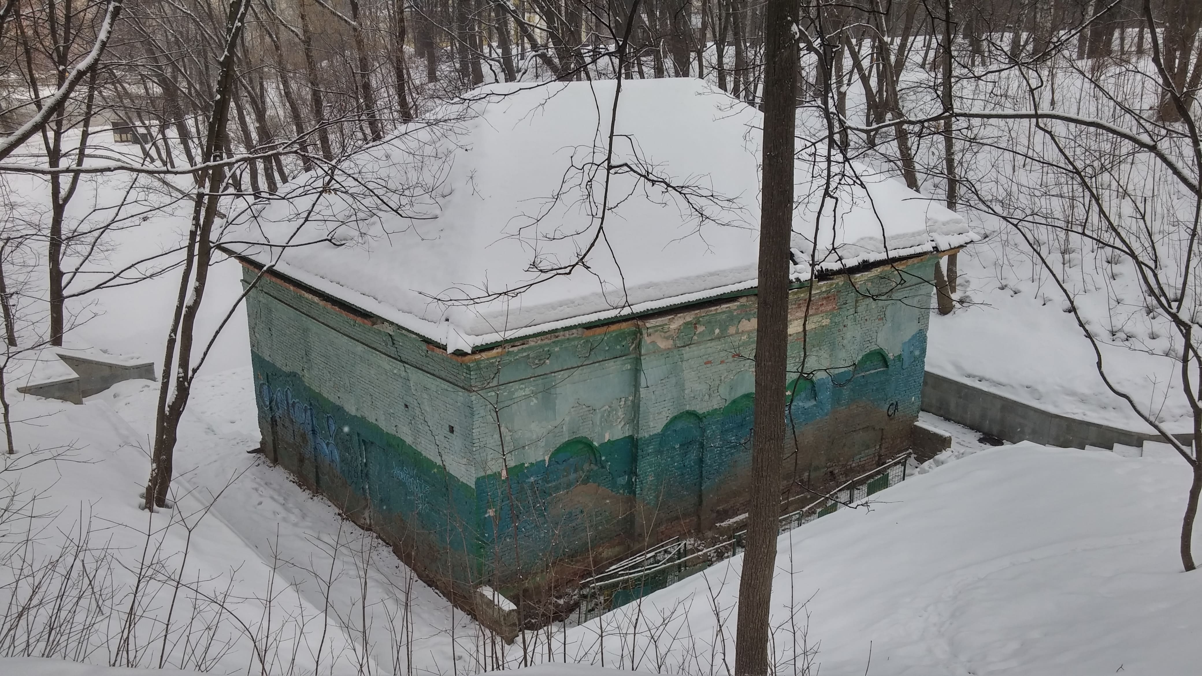 Abandoned bath house for pond - Moscow