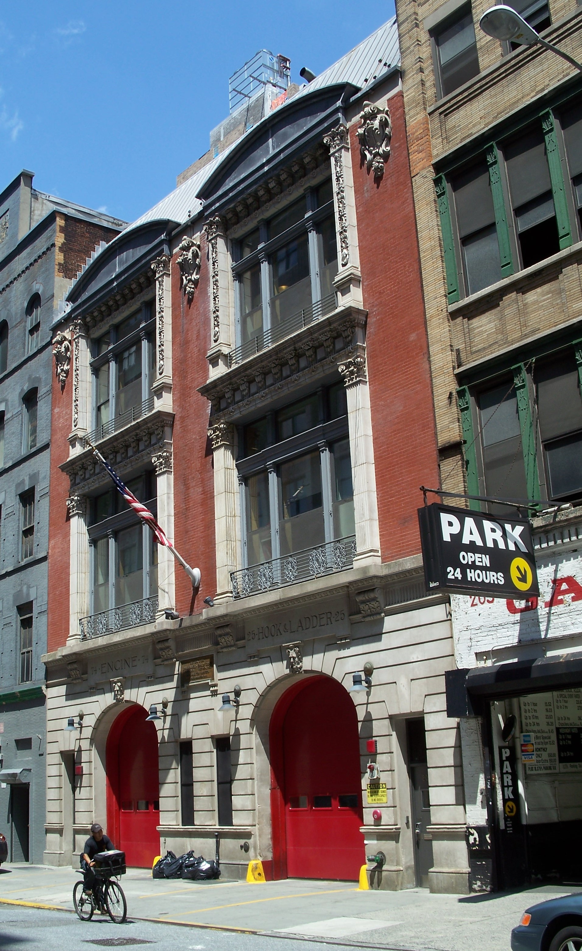 FDNY - Ladder 25 / Division 3 / Collapse Rescue 1 - New York City, New York