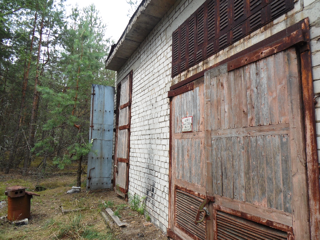 Small abadoned building | abandoned / shut down, transformer substation
