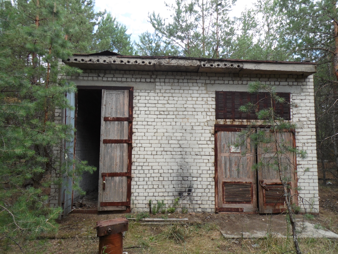 Small abadoned building | abandoned / shut down, transformer substation