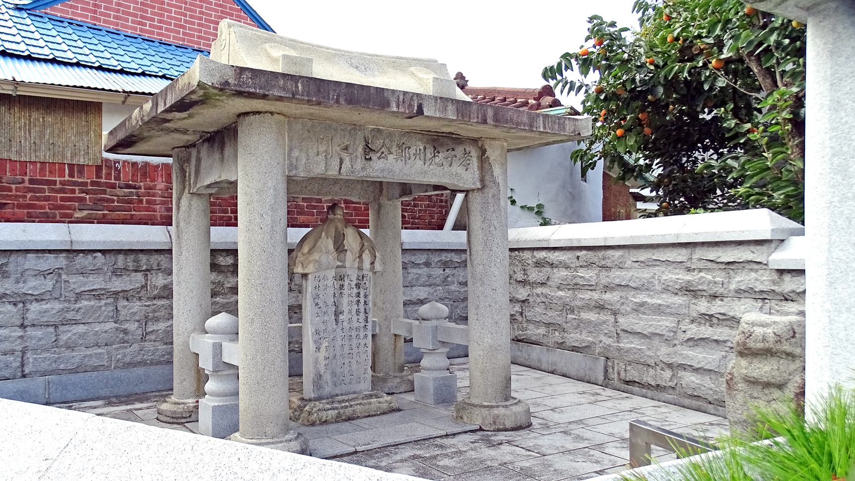 The Monument to the Filial Piety of Mr. Jung Eom and the Sculpture to ...