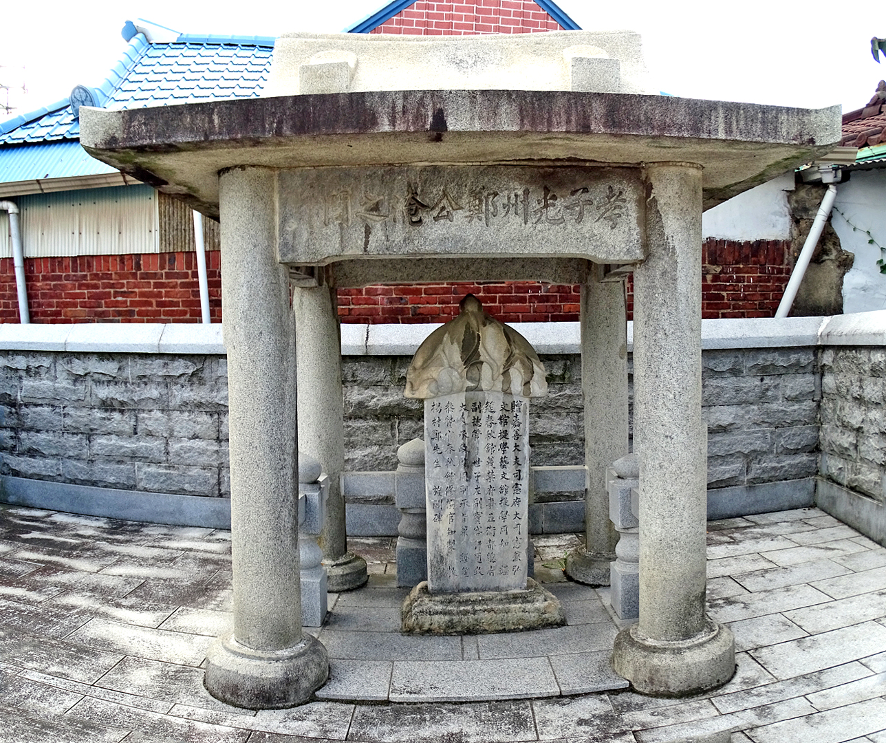 The Monument to the Filial Piety of Mr. Jung Eom and the Sculpture to ...