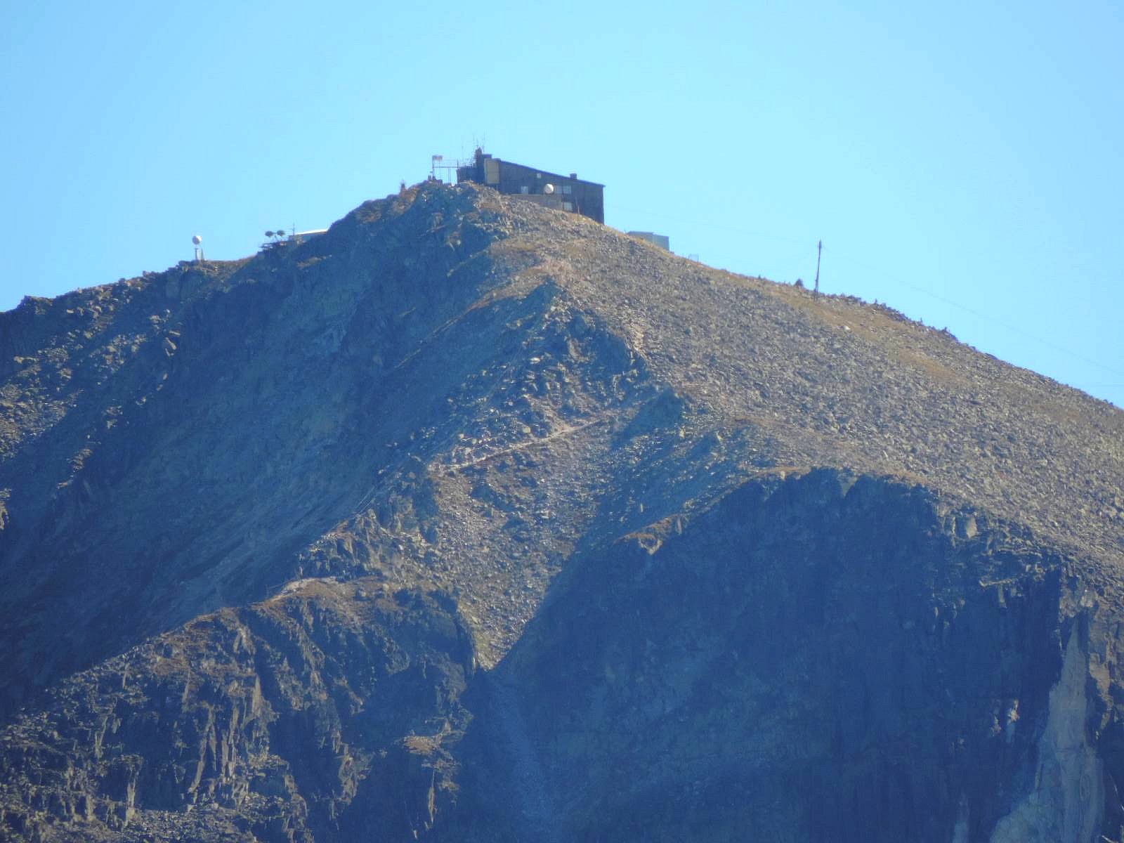 Station météo et abri de Musala Peak