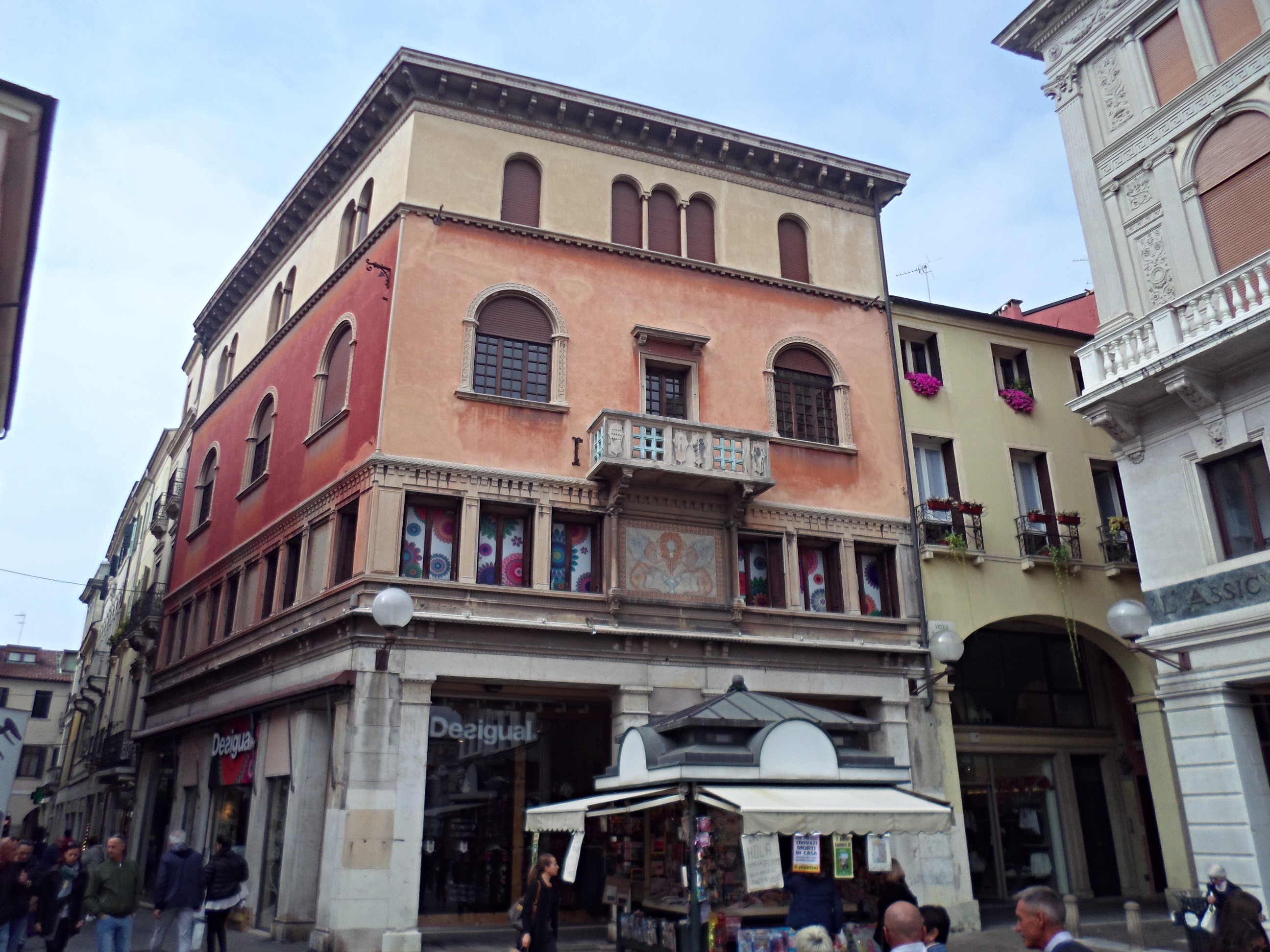 Piazzetta Cappellato Pedrocchi, 14-15 - Padova | edificio