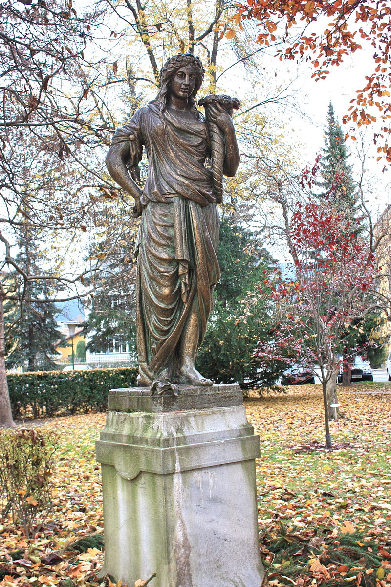 Postament mit Florafigur im Schillerpark - Villach