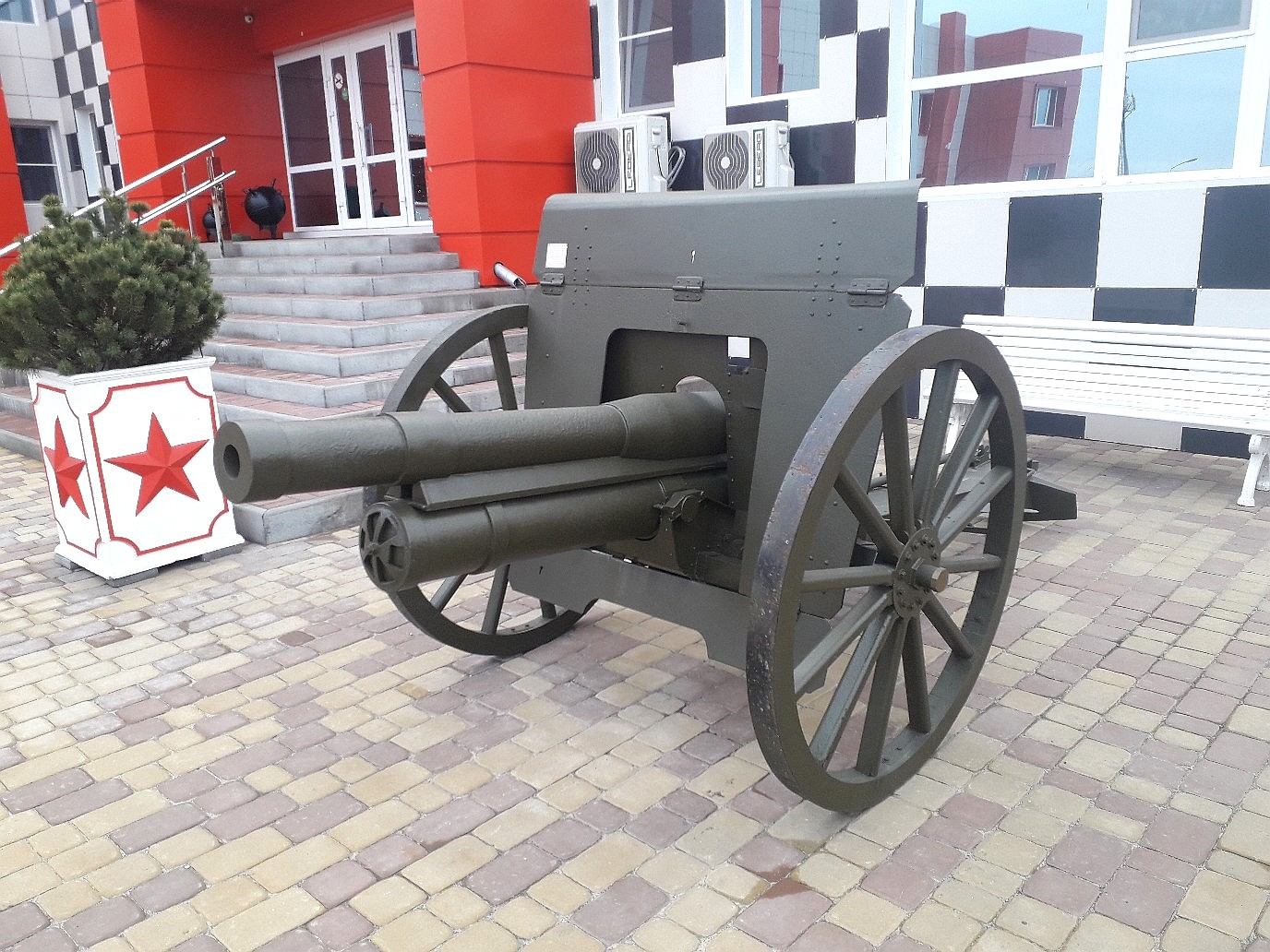 76 mm divisional gun M1902 on display - Kamensk-Shakhtinsky