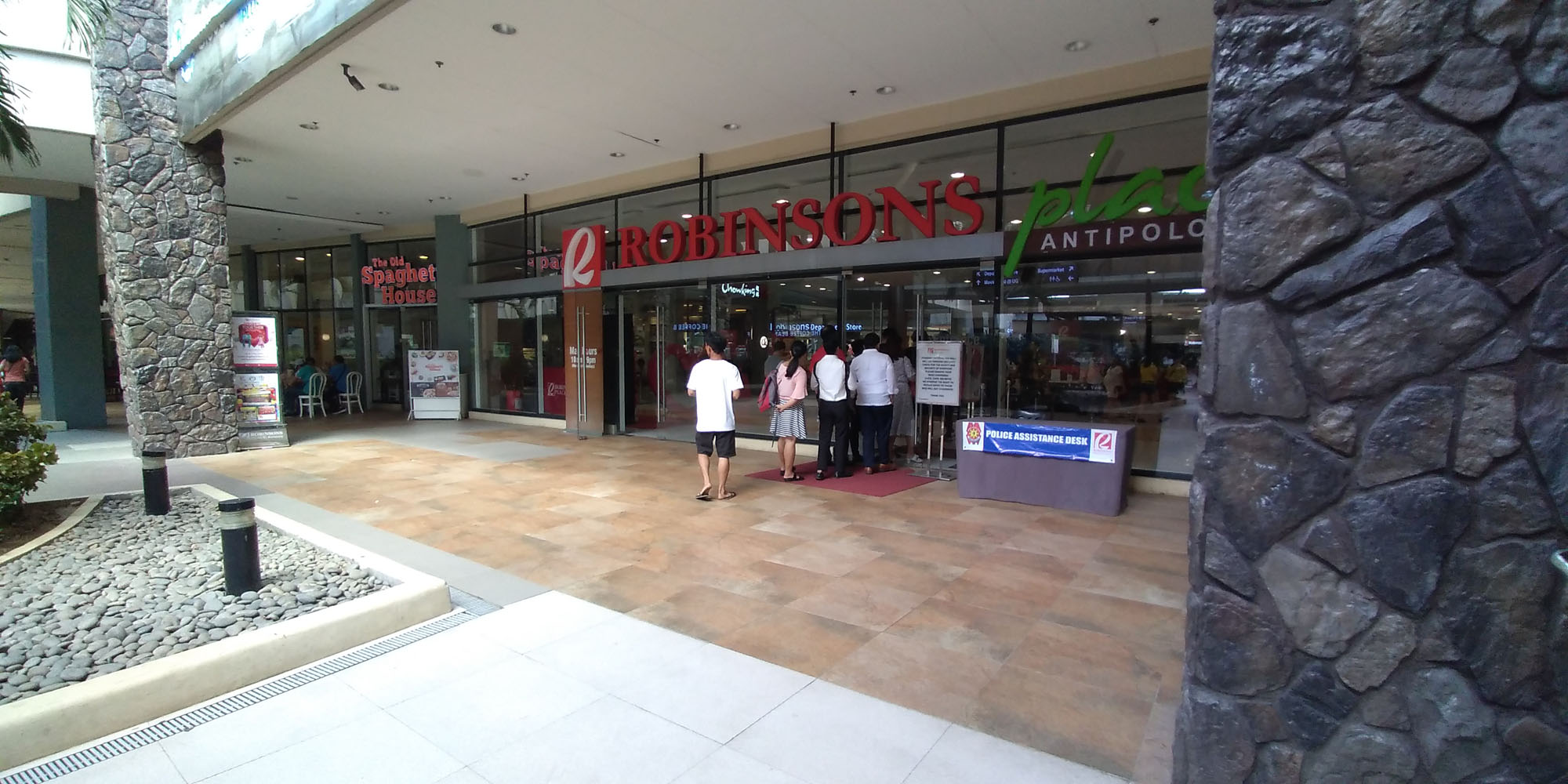 Robinsons Antipolo Main Building - Antipolo | shopping mall, pets allowed