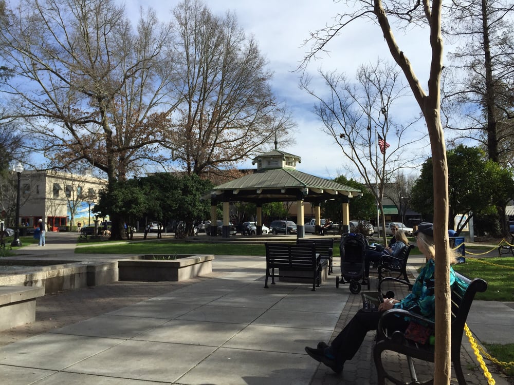 Healdsburg Plaza - Healdsburg, California | park, town square