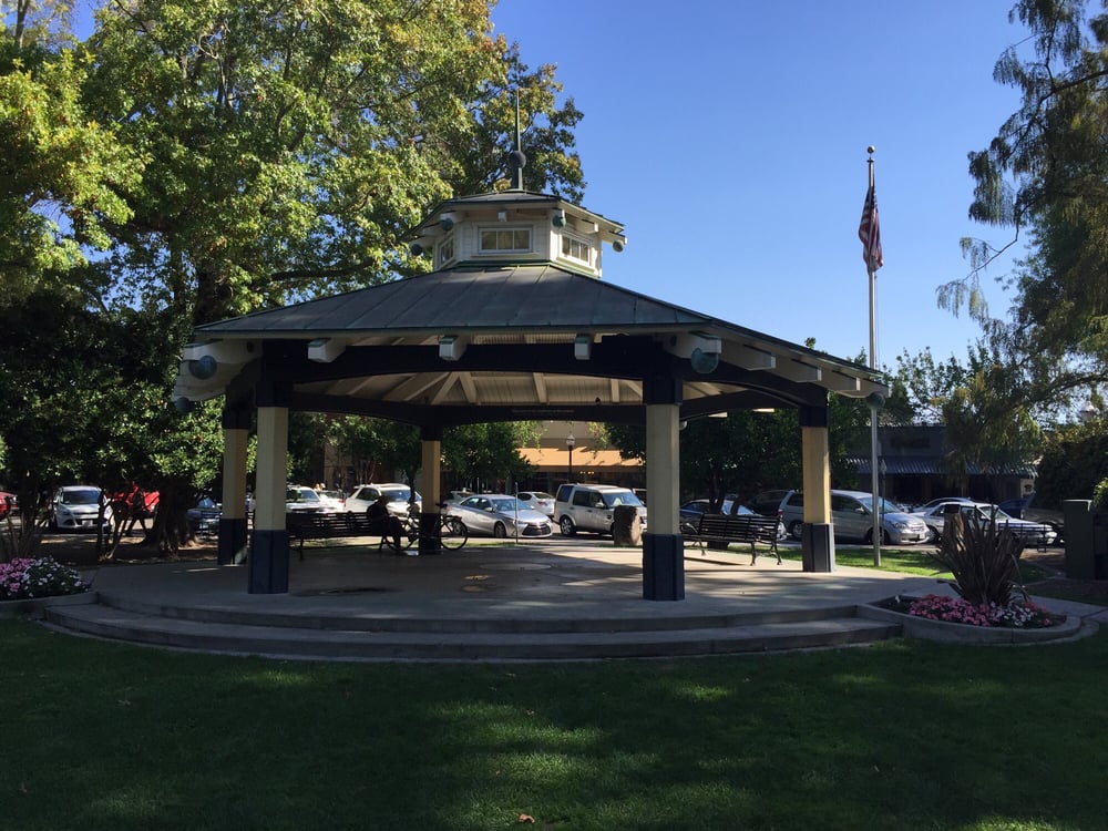 Healdsburg Plaza - Healdsburg, California | park, town square